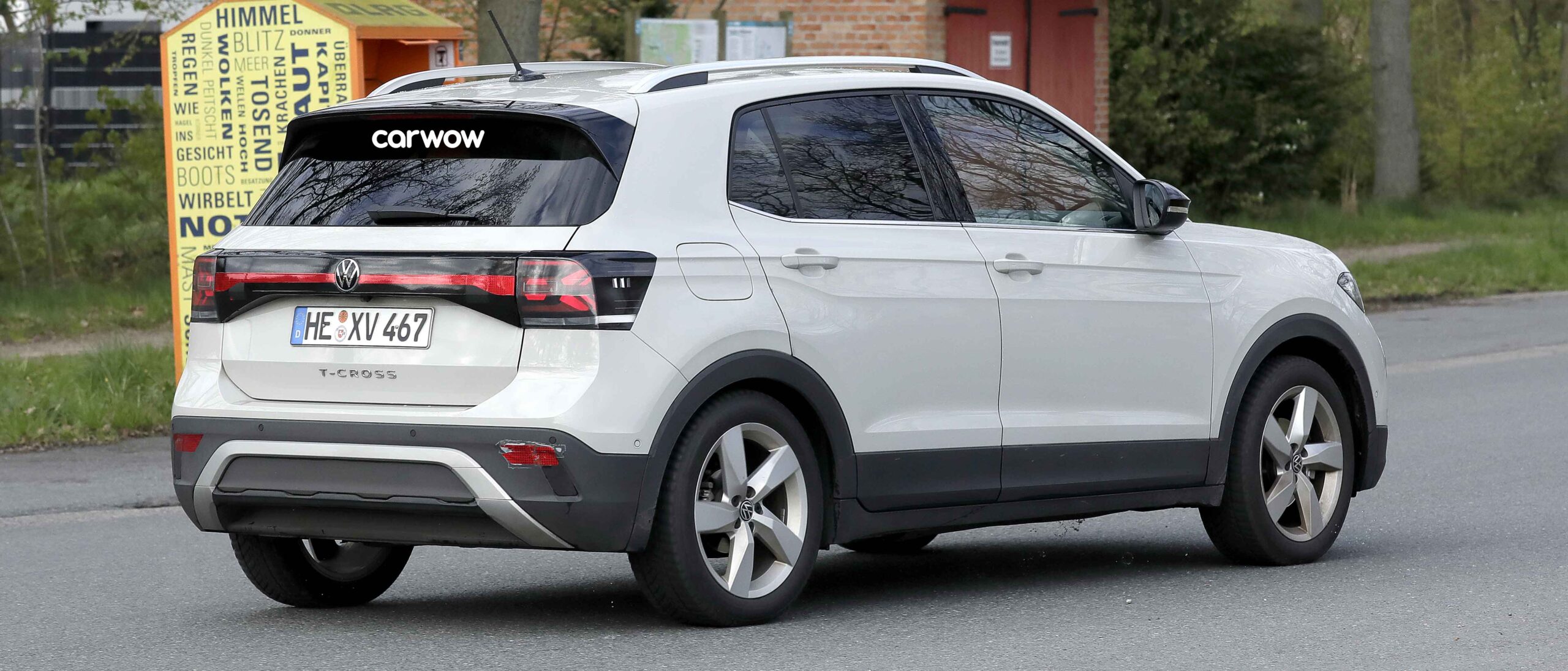 VW T-Cross Facelift fast ungetarnt: Preise und Verkaufsstart | carwow.de